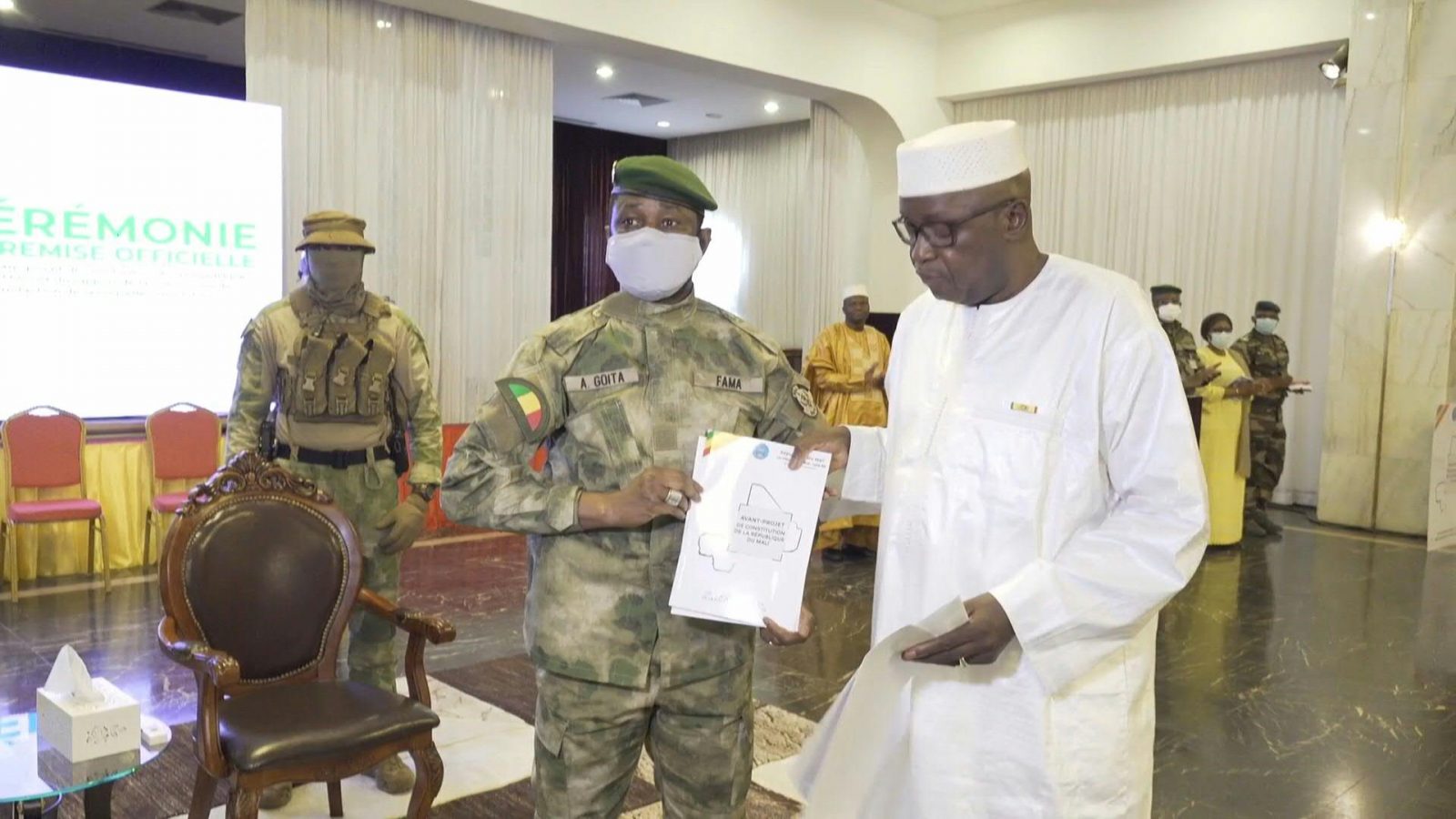 Mali junta leader receives draft constitution from commission - Muslim ...