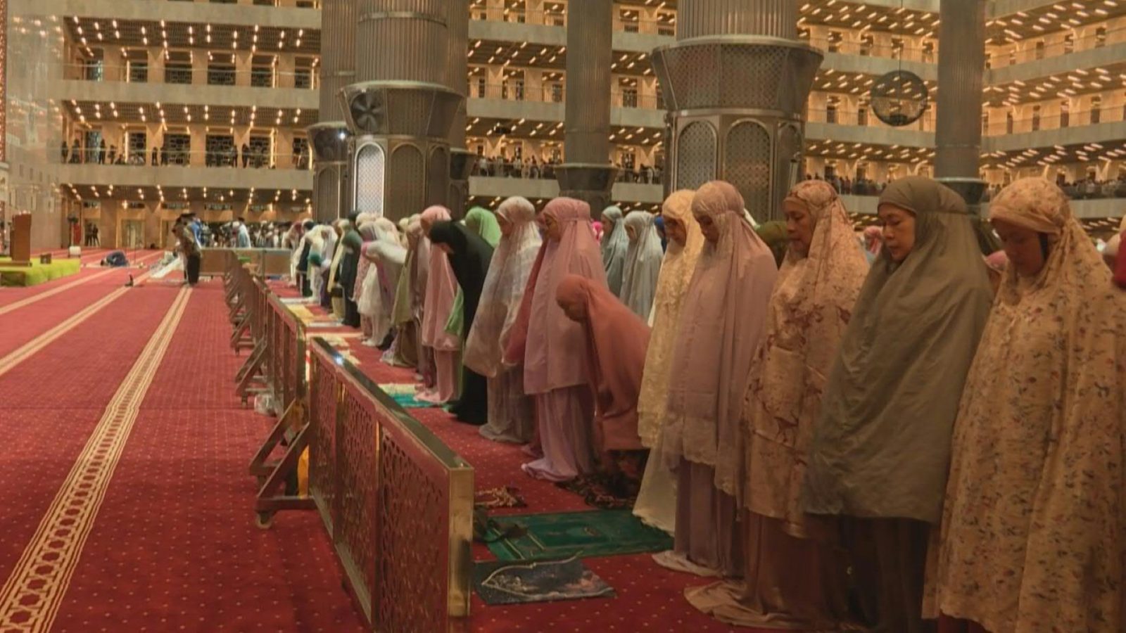 Jakarta architects design elegant mosque with floating illusion ...