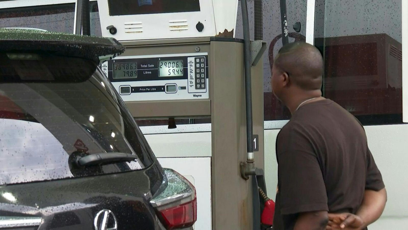 Petrol prices surge in Nigeria after subsidy move - Muslim Network TV