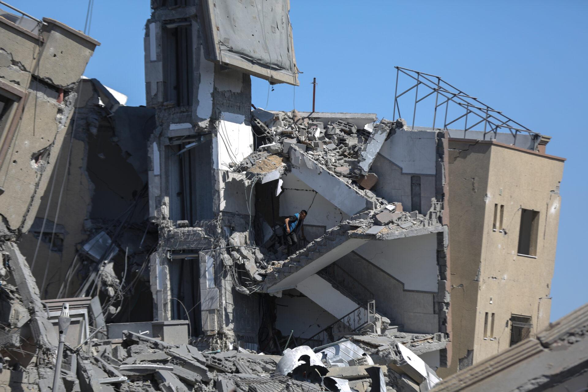 Israel kill 62 and uses AI to target Palestinians - Muslim Network TV