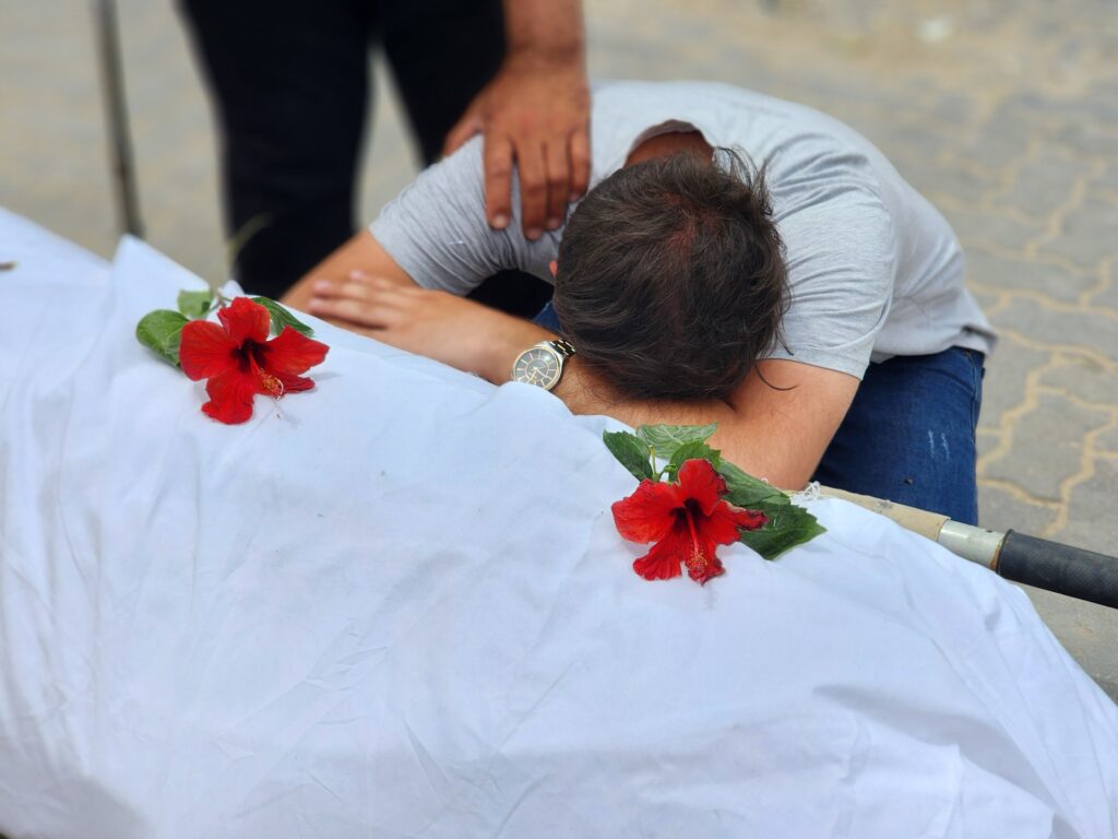 Displaced Gaza girl wrapped in shroud to brave cold - Muslim Network TV